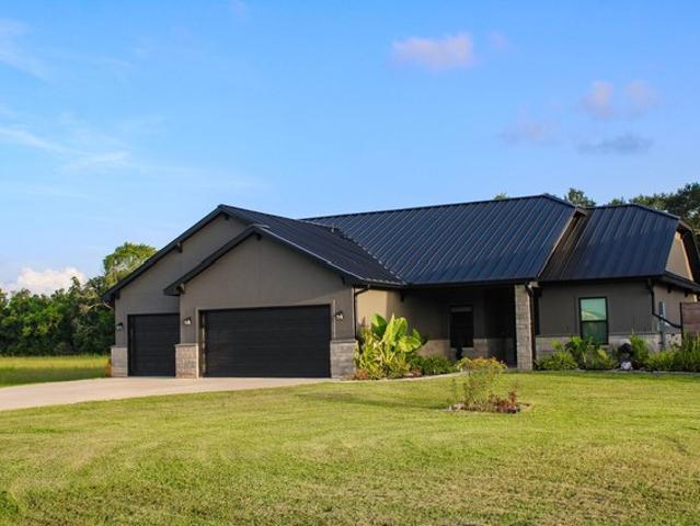 925 Chuckwagon Trl, Angleton, TX 77515