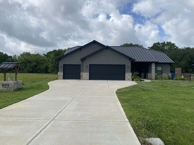 925 Chuckwagon Trl, Angleton, TX 77515