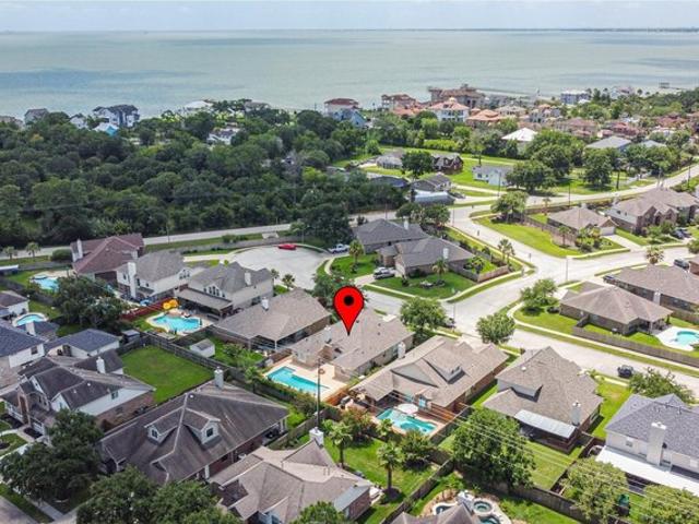 925 Autumn Brook St, Seabrook, TX 77586