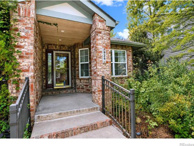 925 Deerhurst Circle
