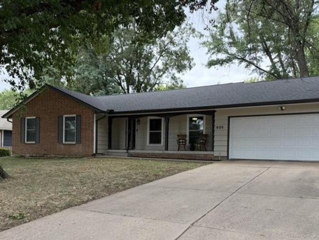 925 E Wedgewood Dr, Derby, KS 67037