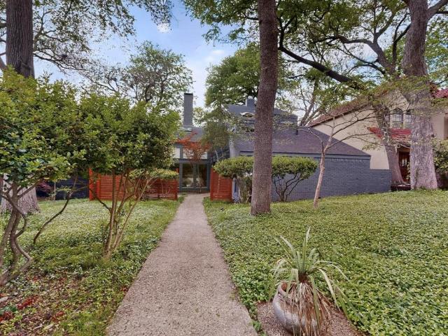 925 Easton Place