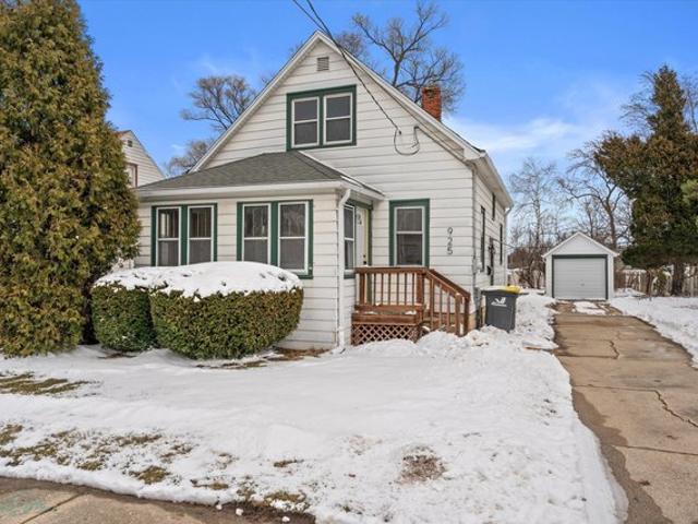 925 Harding Ave, Waukesha, WI 53186