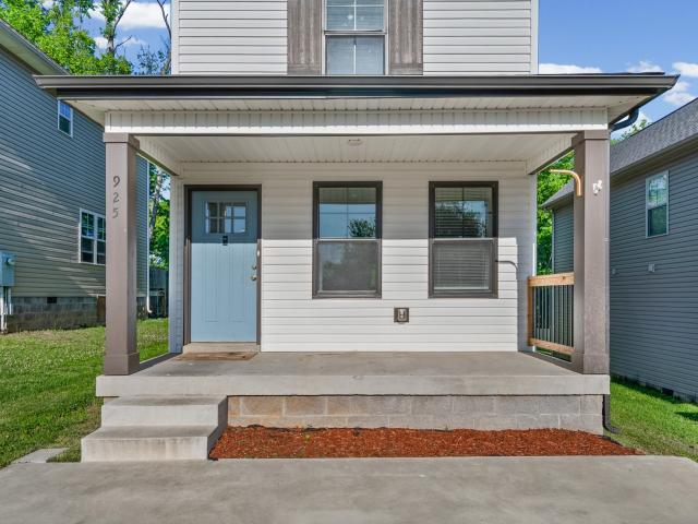 925 Oak Ln