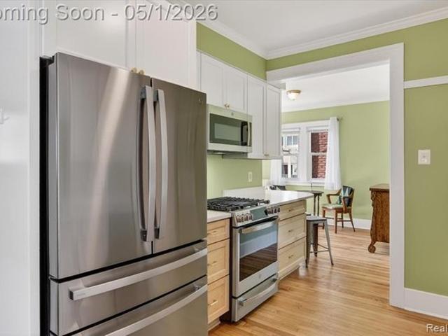 925 Nottingham Rd, Grosse Pointe Park, MI 48230