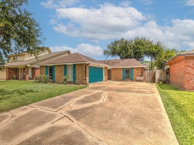 925 S 6th St, La Porte, TX 77571