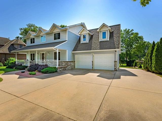 925 S Honeybrook Ln, Derby, KS 67037
