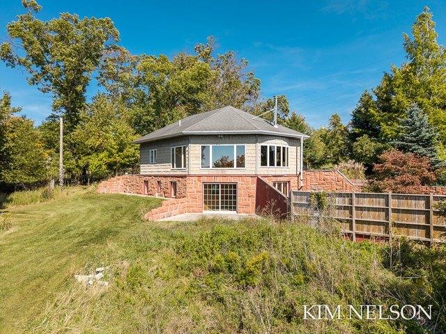 925 S Lake St, Whitehall, MI 49461
