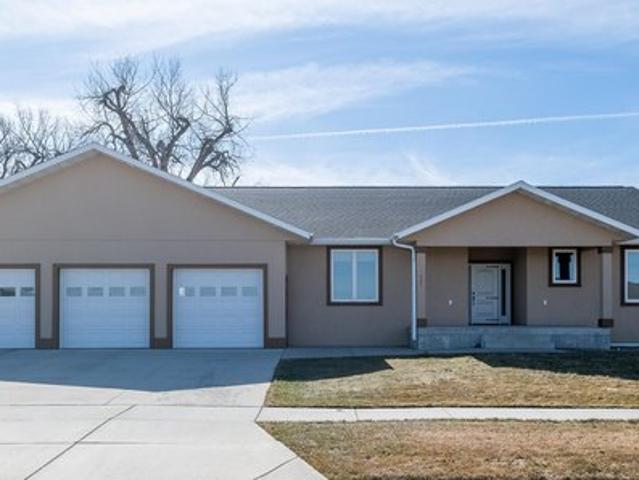 925 W Glenwood Dr, Bismarck, ND 58504