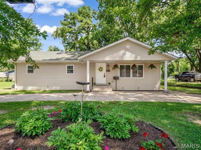 925 W Green St, Mascoutah, IL 62258