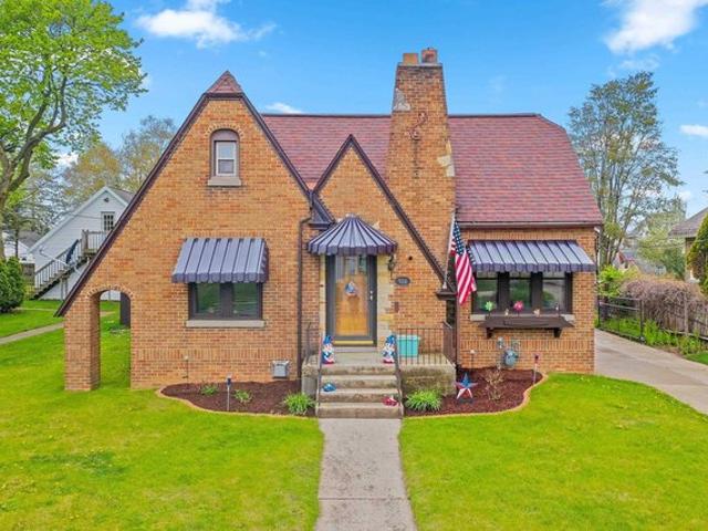 926 N 17th St, Manitowoc, WI 54220