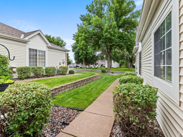 9274 Prairieview Trail N