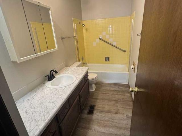 927/929 Herold Avenue 2 Bedroom Apartment for Rent at 927 Herold Ave, Des Moines, IA 50315 Watrous South