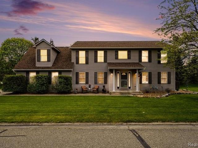 9270 Anacapa Bay Dr, Hamburg Township, MI 48169