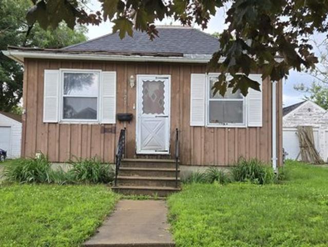 927 Newton St, Waterloo, IA 50703