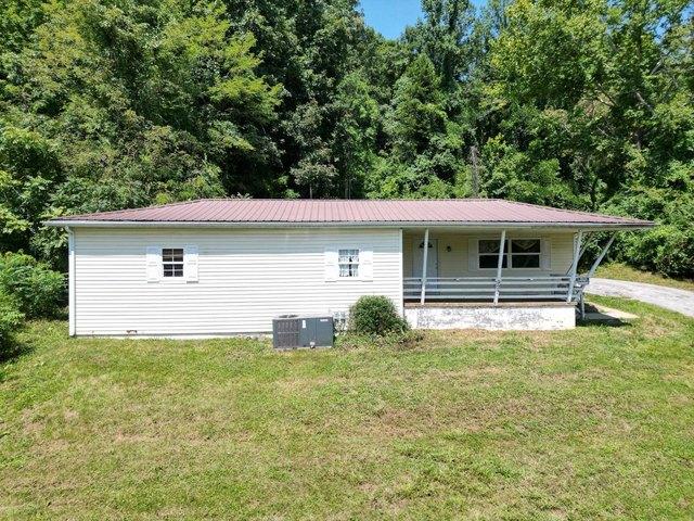 927 Strawberry Rd, Saint Albans, WV 25177