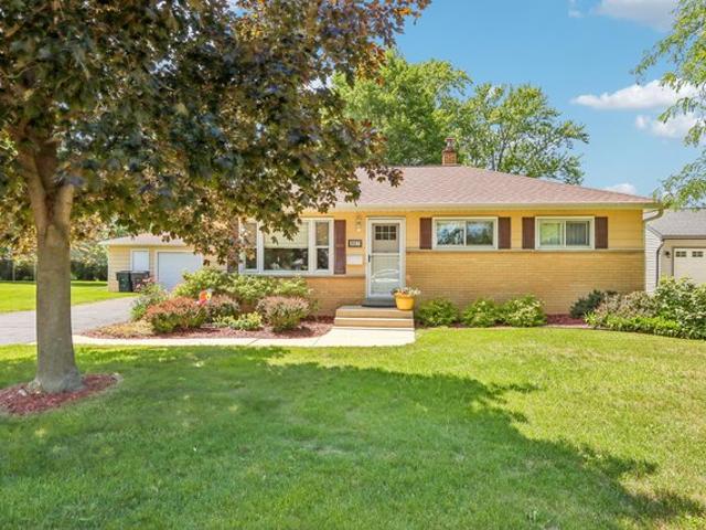 927 Robins Ln, Mukwonago, WI 53149