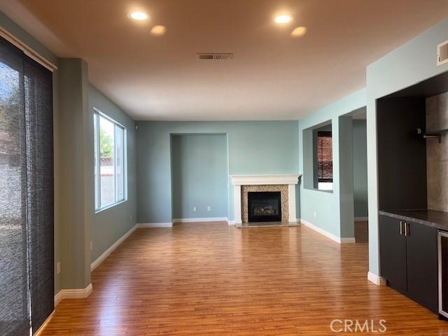 927 W Paramount