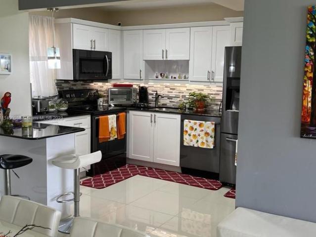 9280 Fontainebleau Blvd #101, Miami, FL 33172