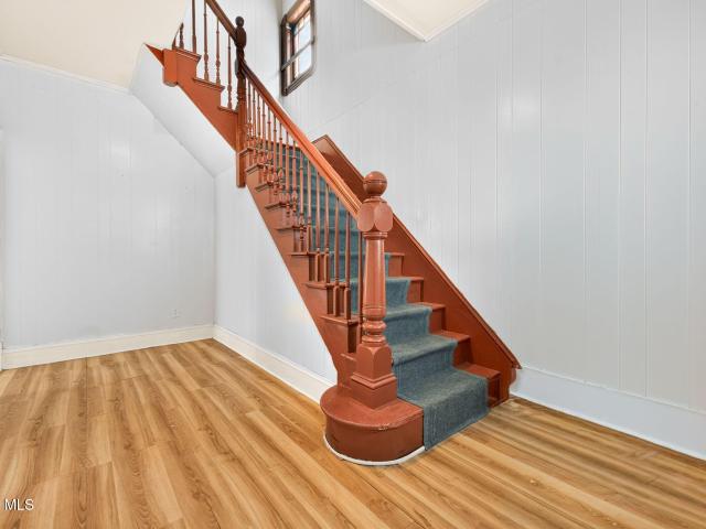 928 Delamont Avenue
