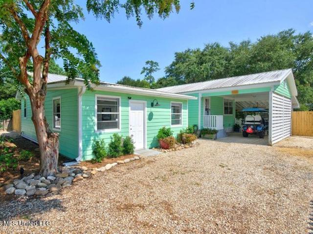 928 Longo St, Waveland, MS 39576