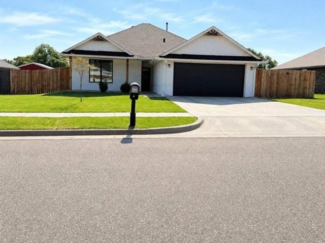 928 N 7th St, Blackwell, OK 74631