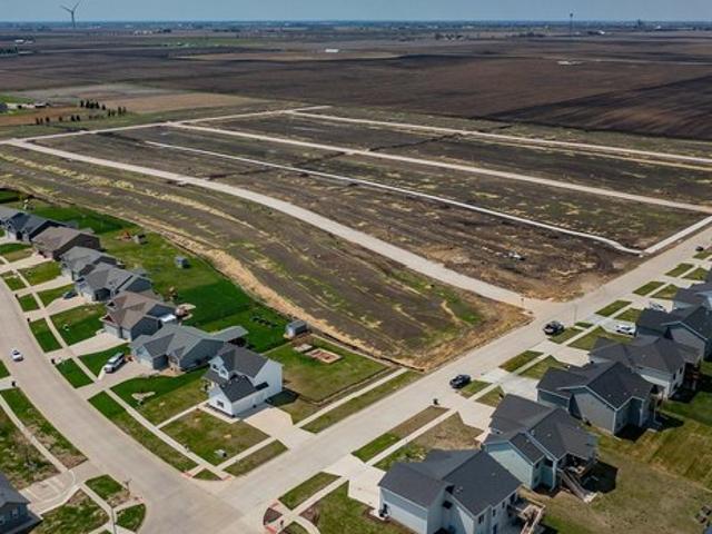 928 Wild Oak Dr, Huxley, IA 50124