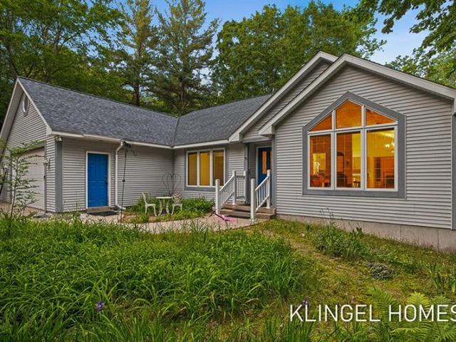 9292 Lakeshore Ave, West Olive, MI 49460