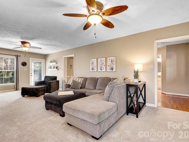 929 43rd Avenue Court NE