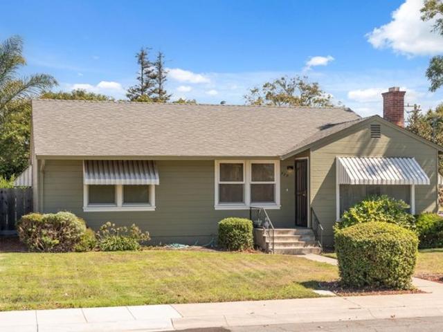 929 Capistrano Dr, Salinas, CA 93901