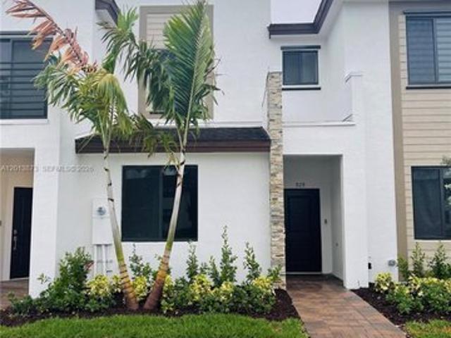 929 NE 211th St, Miami, FL 33179