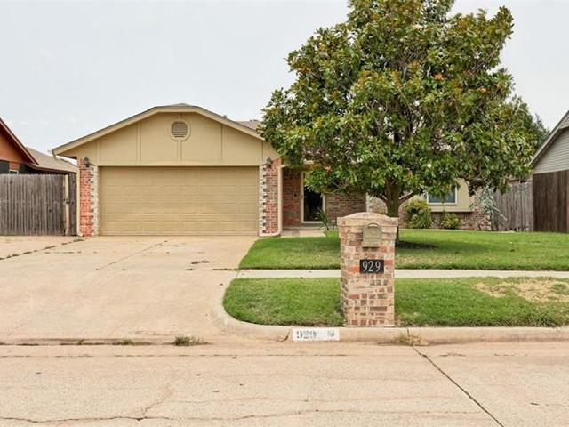929 SW 11th St, Moore, OK 73160