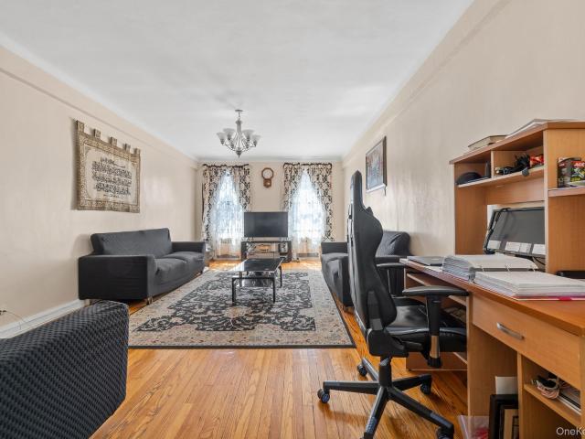 92 05 Whitney Avenue B33