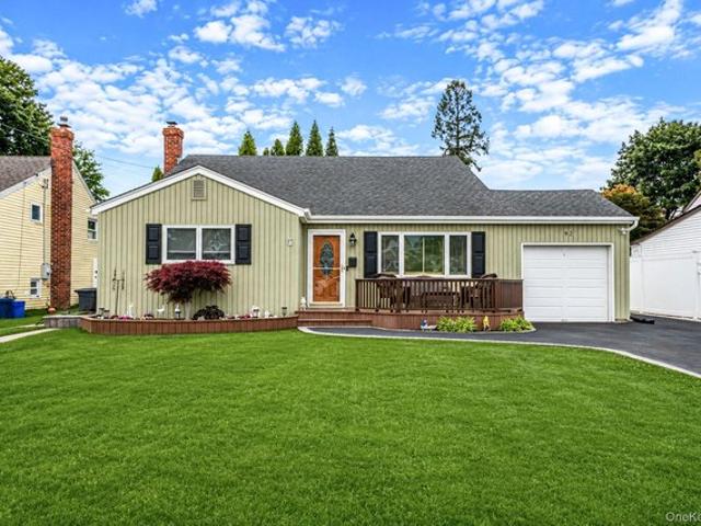 92 W 19th St, Deer Park, NY 11729