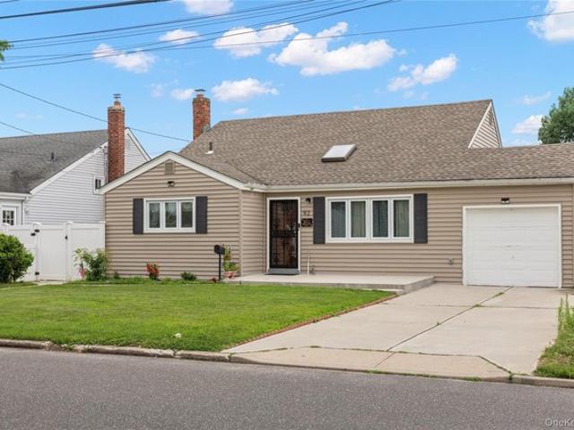 92 W 21st St, Deer Park, NY 11729