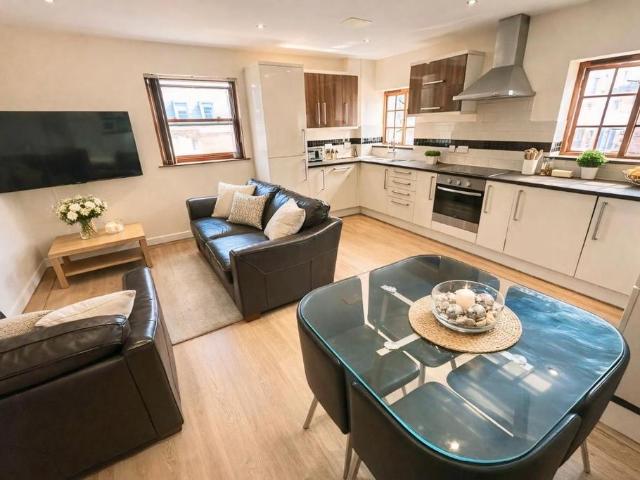 92 Arundel Street 4 bed flat to rent £1,751 pcm £404 pw