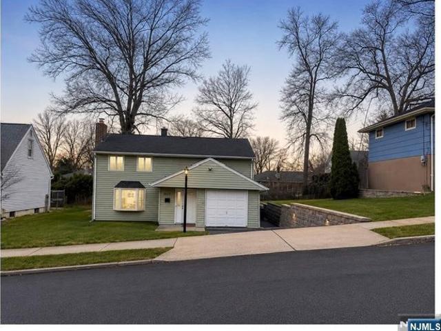 92 Grove St, Waldwick, NJ 07463