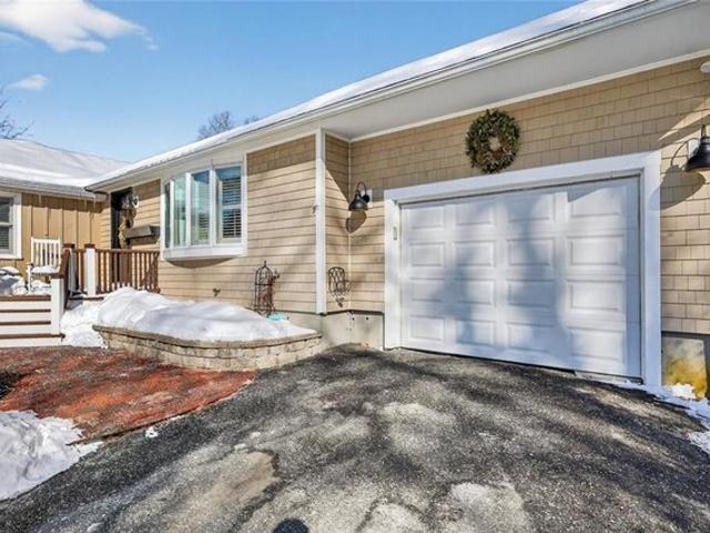 92 Locust St, Portsmouth, RI 02871