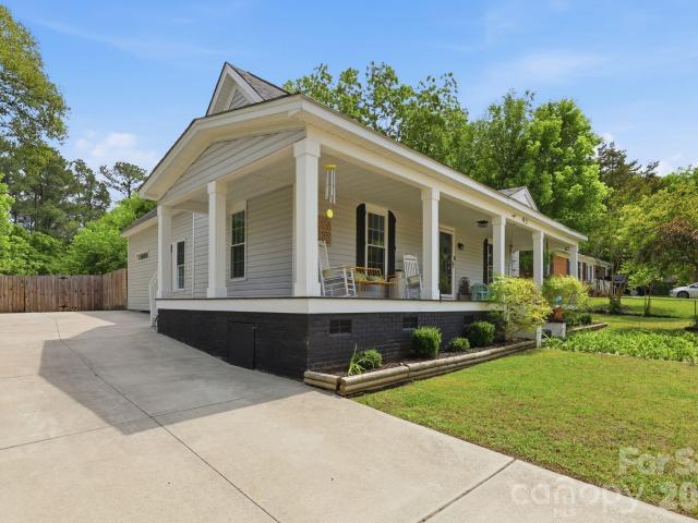 92 NW Meadow Avenue NE
