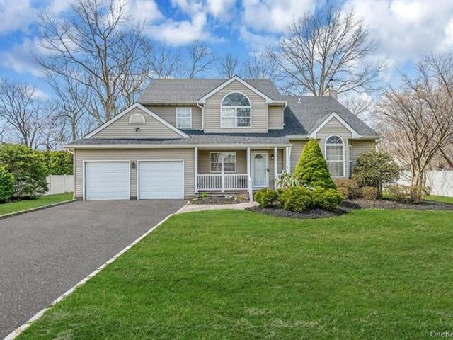 92 Old Selden Stage Rd, Selden, NY 11784