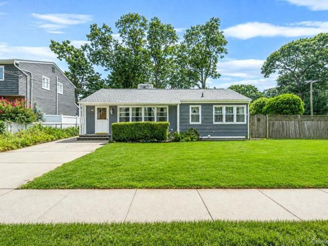 92 Parkhill Ave, Massapequa, NY 11758