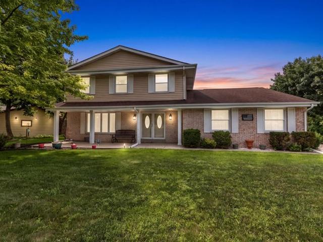 9301 S Sherwood Dr, Franklin, WI 53132