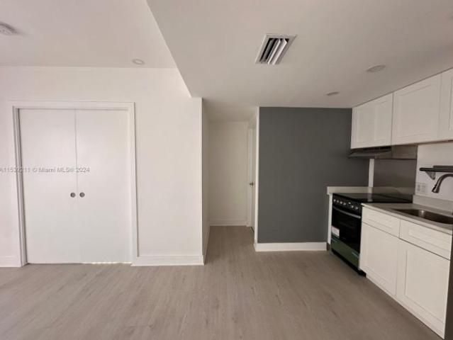 930 10th St #3, Miami Beach, FL 33139