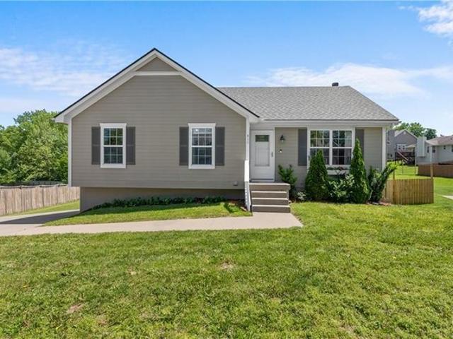 930 SE Kingscross Rd, Blue Springs, MO 64014