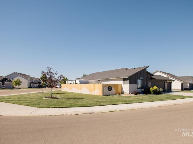 930 SW Lago