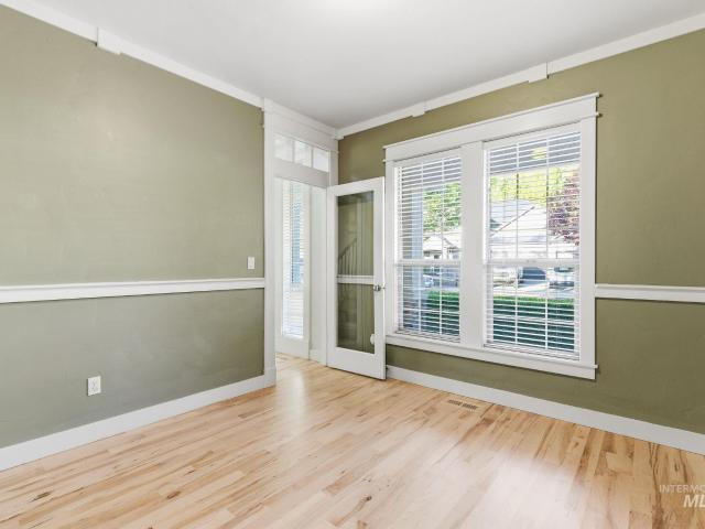 930 W Cagney Dr