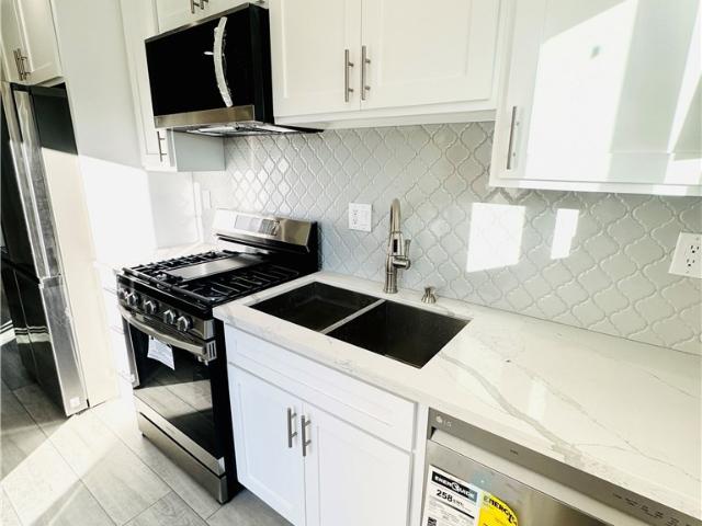 9318 Encino Ave