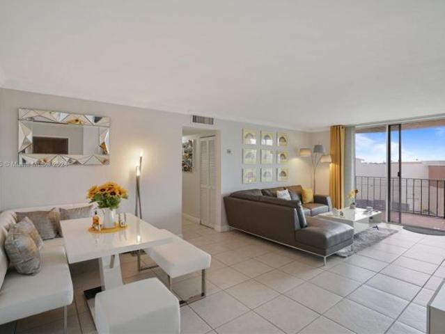 9310 Fontainebleau Blvd #414, Miami, FL 33172