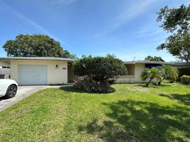 9311 166th St SW, Palmetto Bay, FL 33157