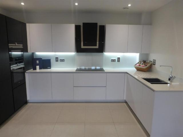 931 High Road, North Finchley, London 2 bed flat to rent £1,950 pcm £450 pw